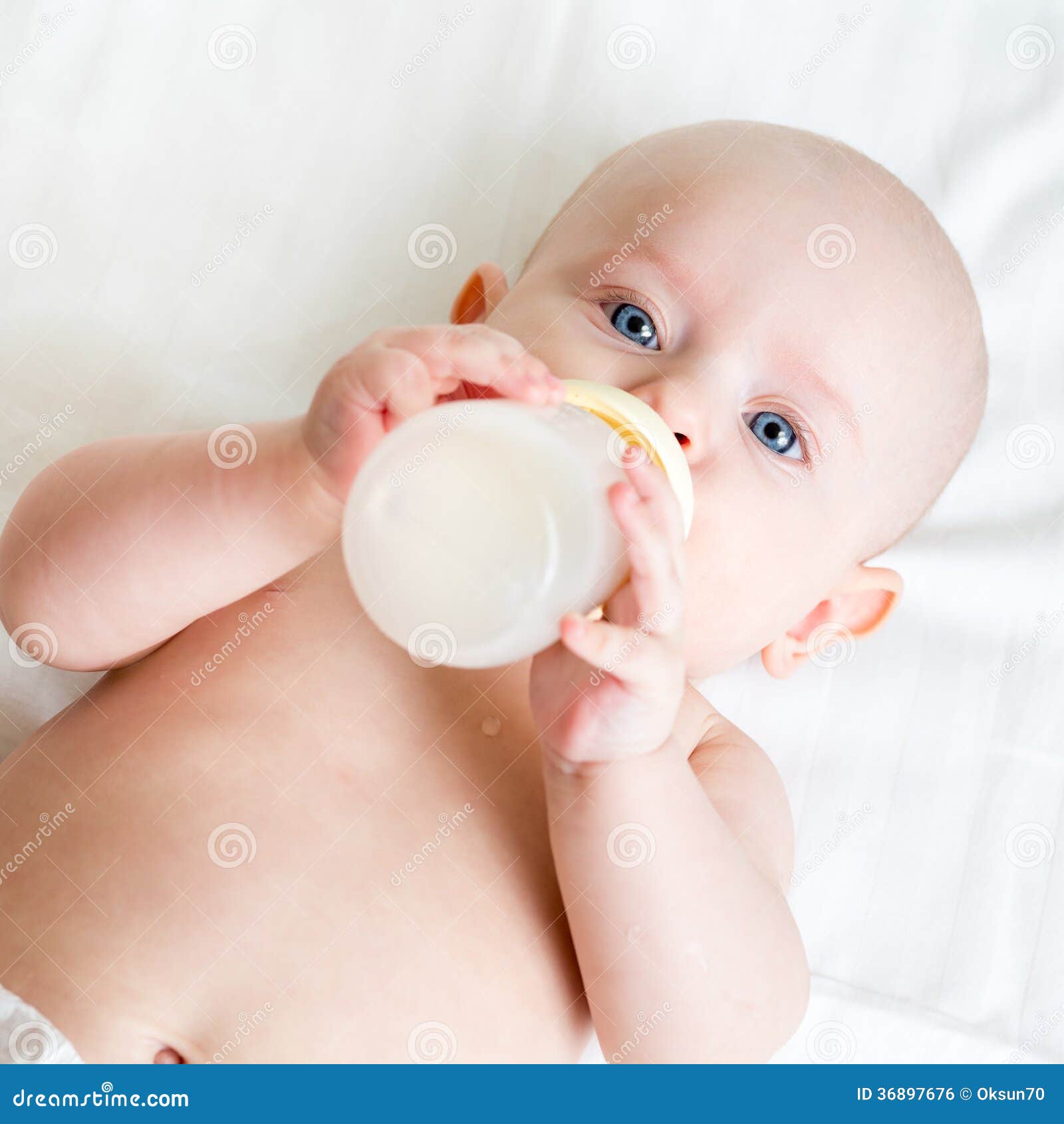 Baby het drinken van fles stock foto. Image of actie - 36897676