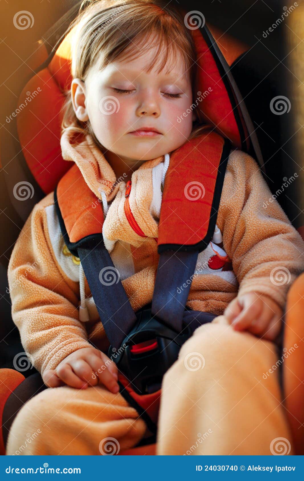 Baby im Auto stockfoto. Bild von auto, zicklein, finger - 24030740