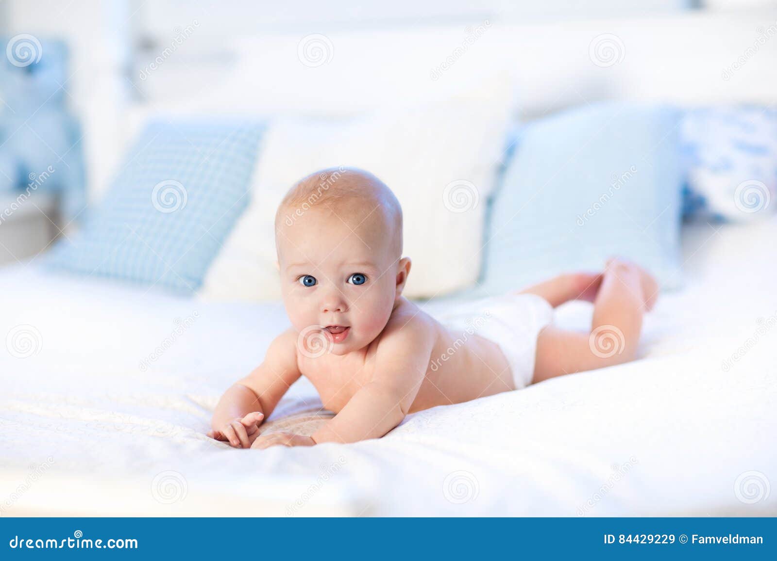 Baby in Luier in Bed Pasgeboren Thuis Stock Afbeelding - Image of ...
