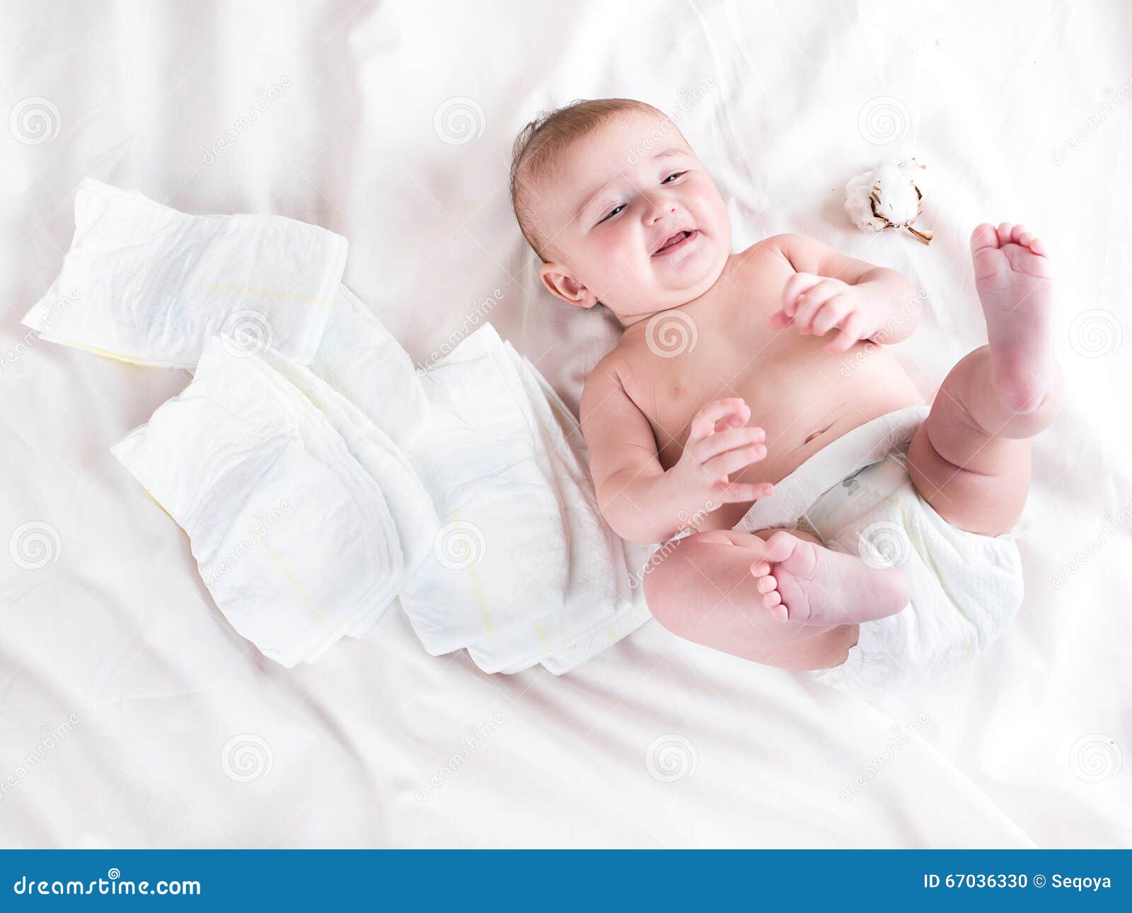 Baby in Luier Op Een Witte Achtergrond Stock Foto - Image of mensen ...