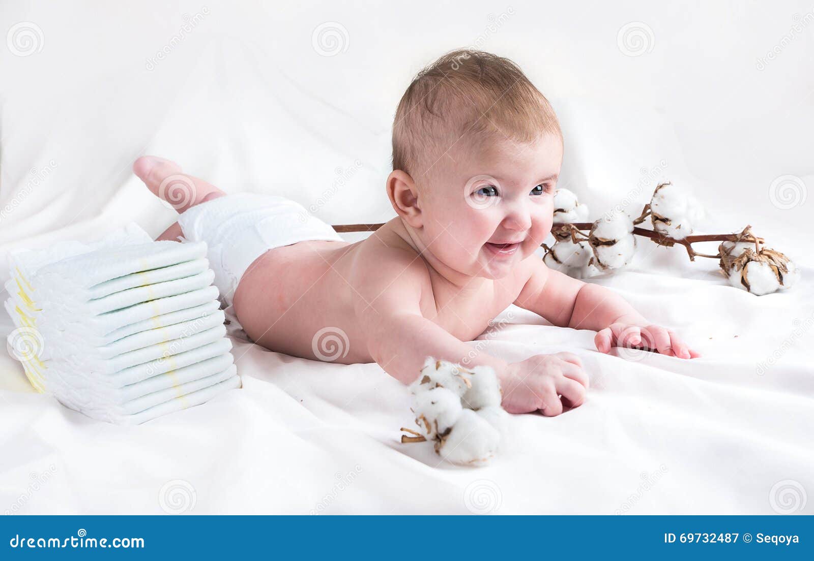 Baby in Luier Op Een Witte Achtergrond Stock Afbeelding - Image of ...