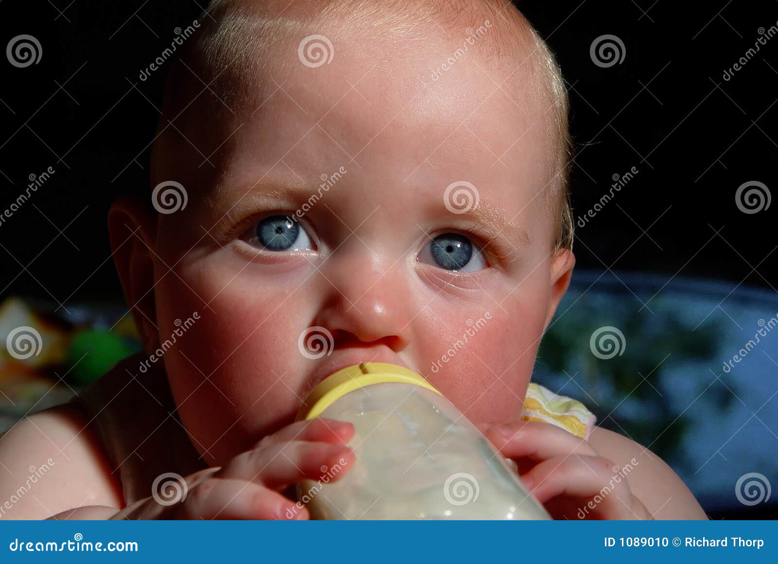 Baby met Fles stock foto. Image of blauw, jeugd, melk - 1089010