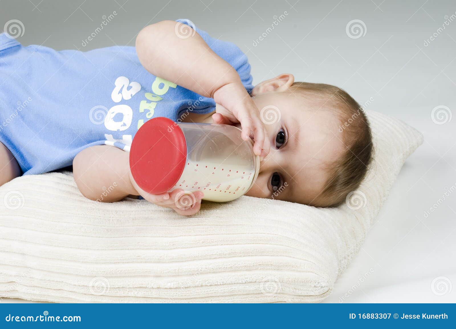 Baby met Fles stock afbeelding. Image of fles, meisje - 16883307