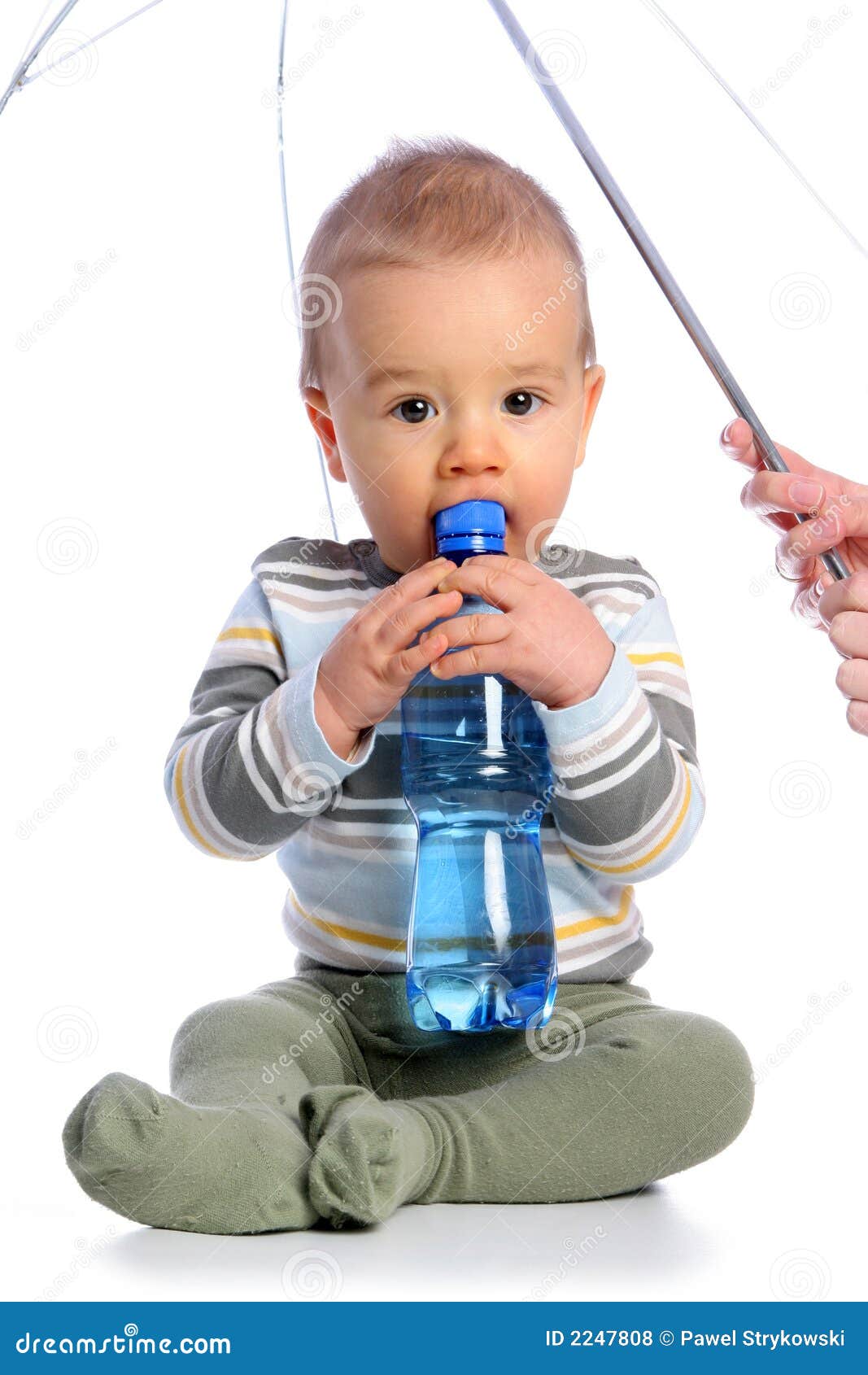 Baby met fles water stock foto. Image of ernstig, mamma - 2247808