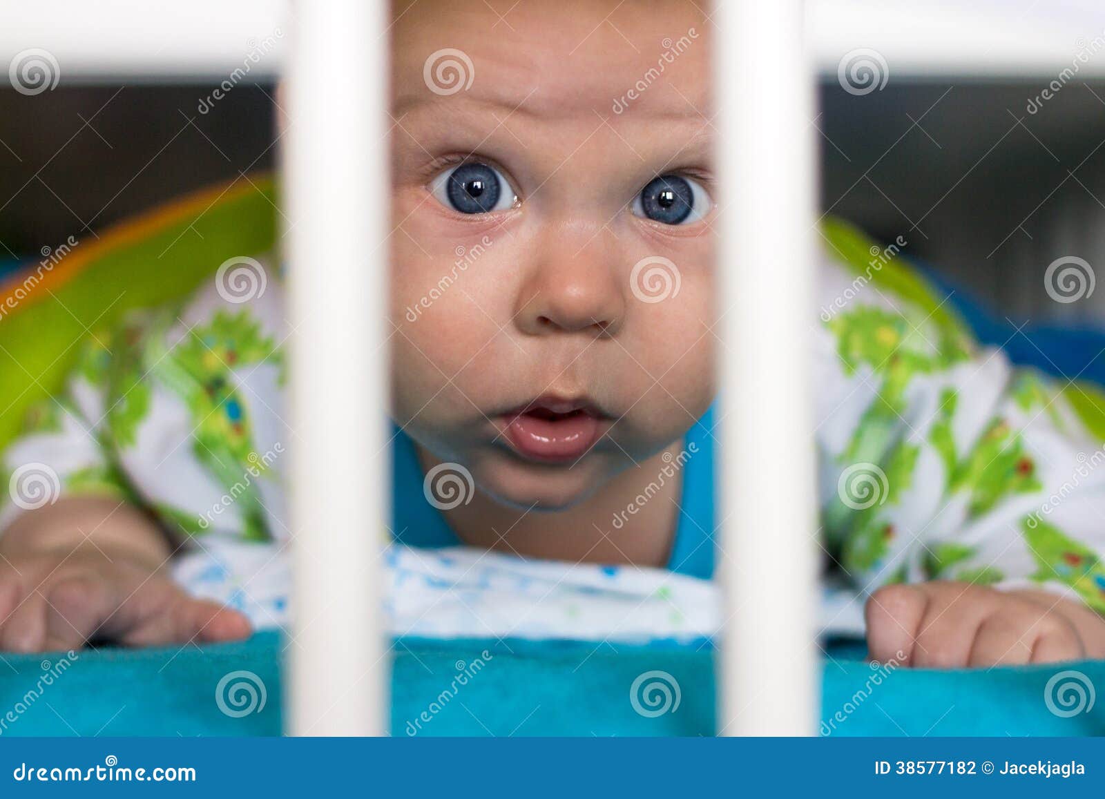 Baby Met Grote Blauwe Ogen in Een Voederbak Stock Foto - Image of rust ...