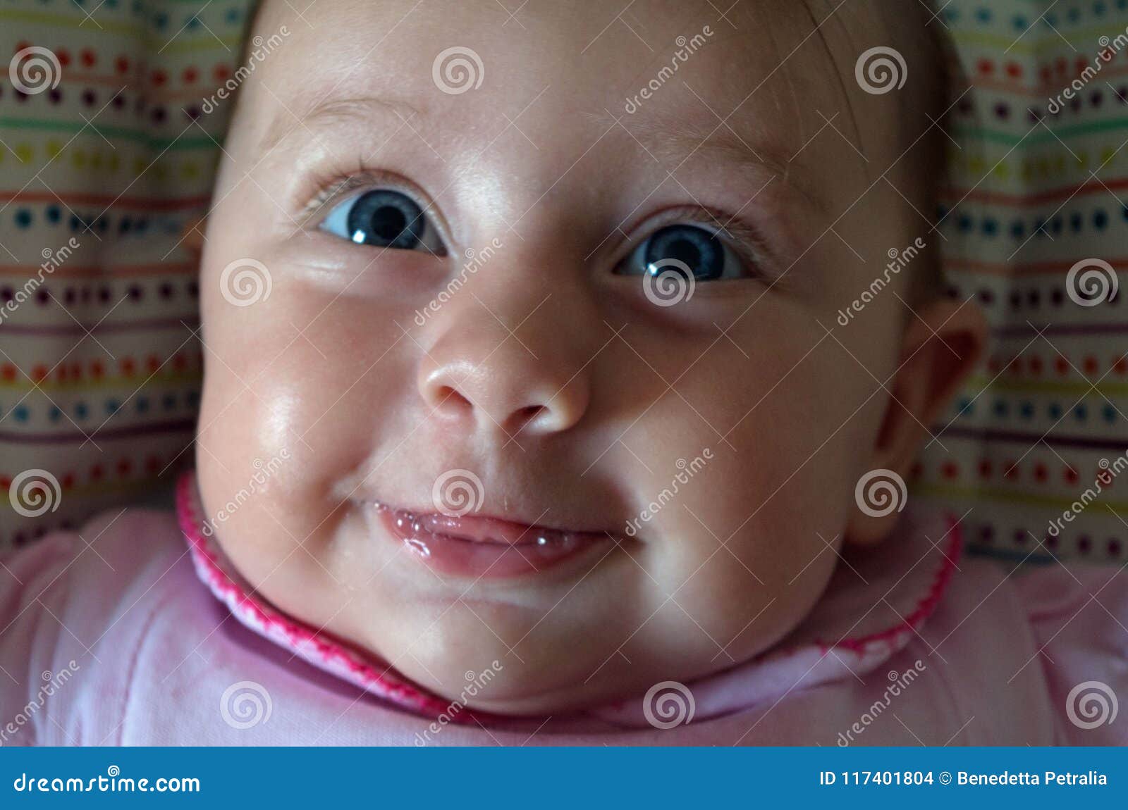 Baby Met Het Blauwe Ogen Lachen Stock Foto - Afbeelding bestaande uit ...