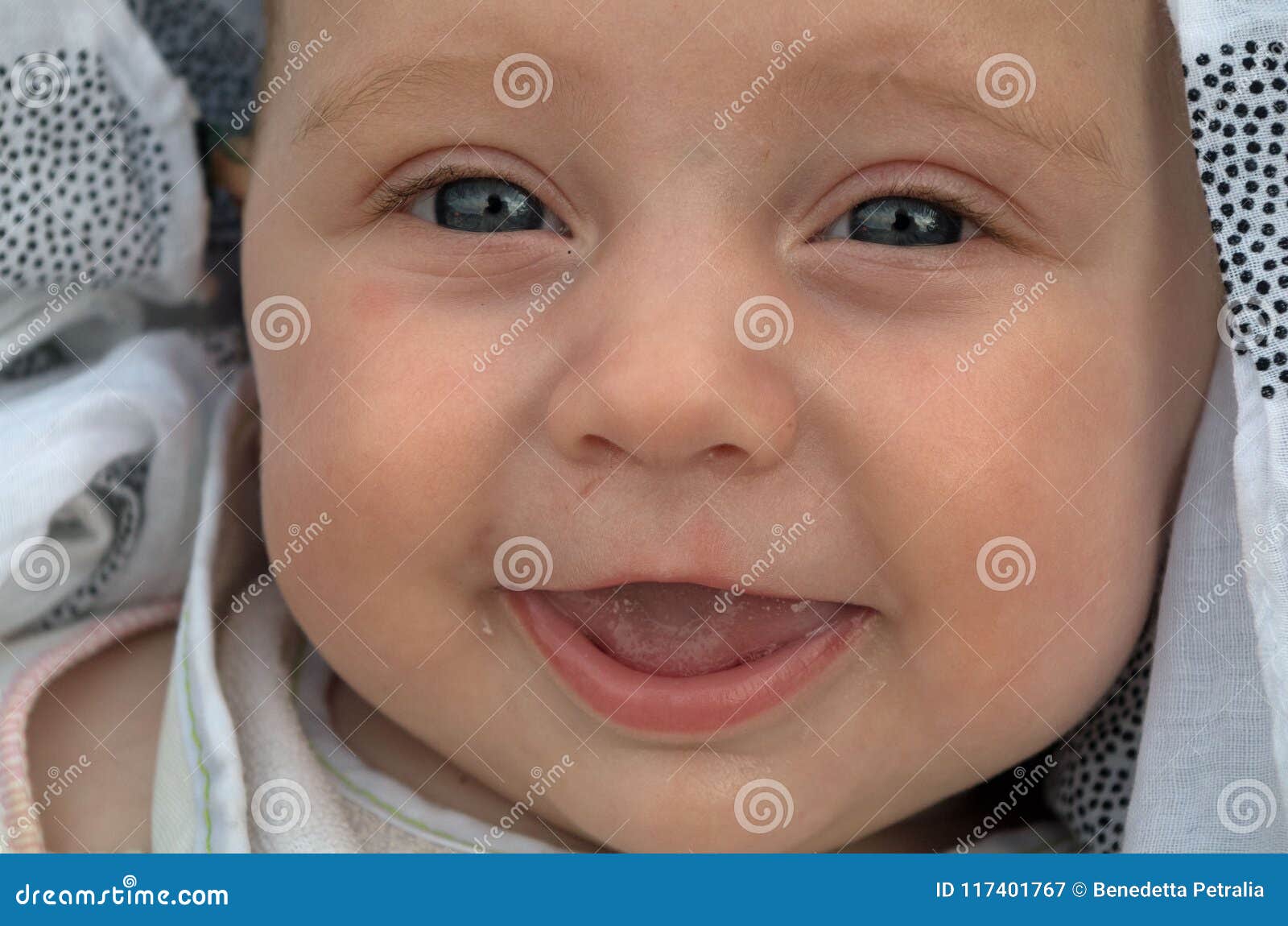 Baby Met Het Blauwe Ogen Spreken Stock Afbeelding - Image of lachen ...