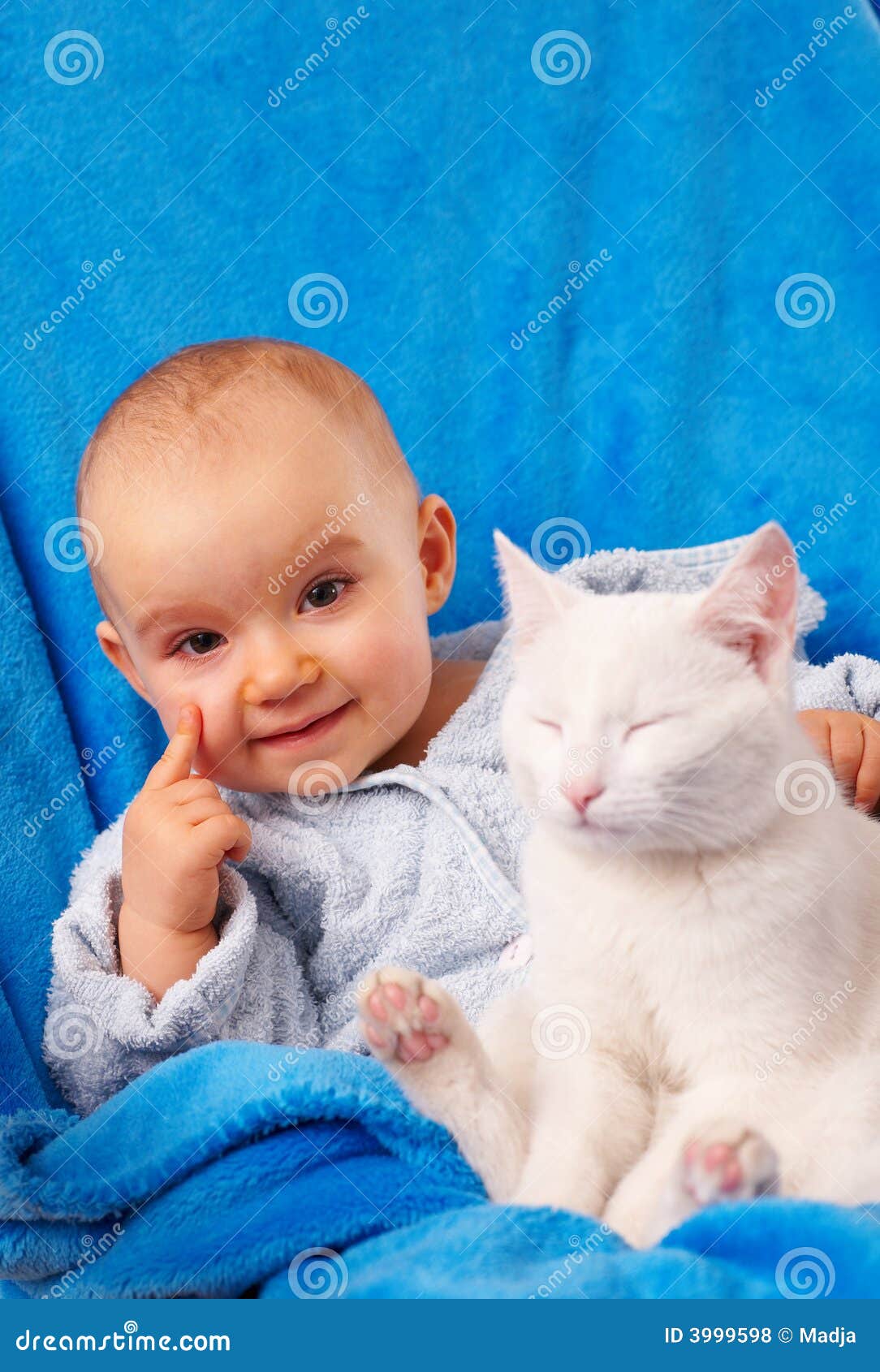 Baby met kat stock foto. Image of hygiëne, vreugde, geluk - 3999598