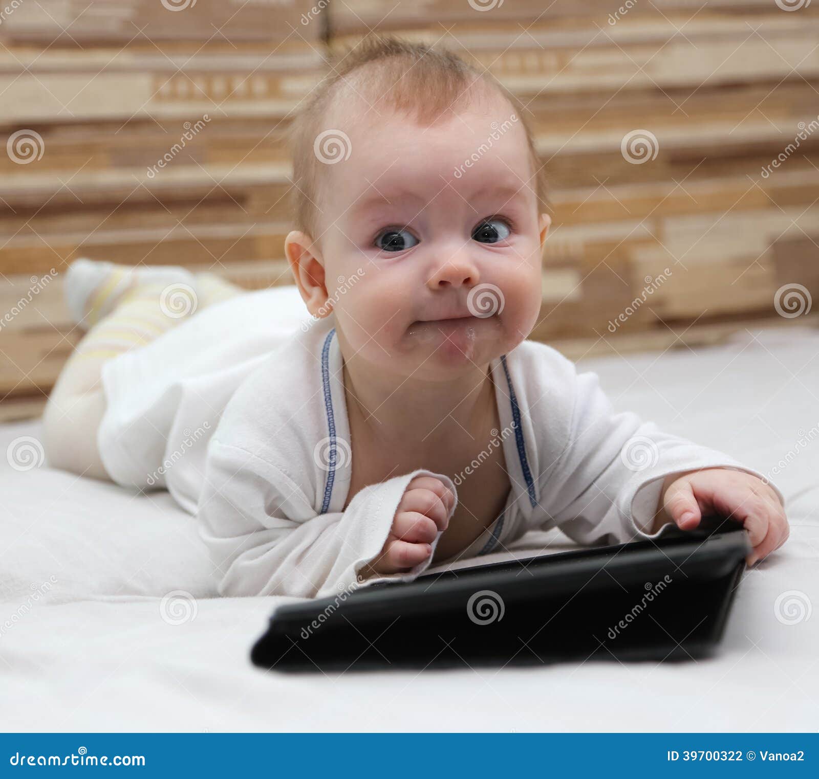 Baby met nieuwe tabletpc stock foto. Image of kijk, leugen - 39700322