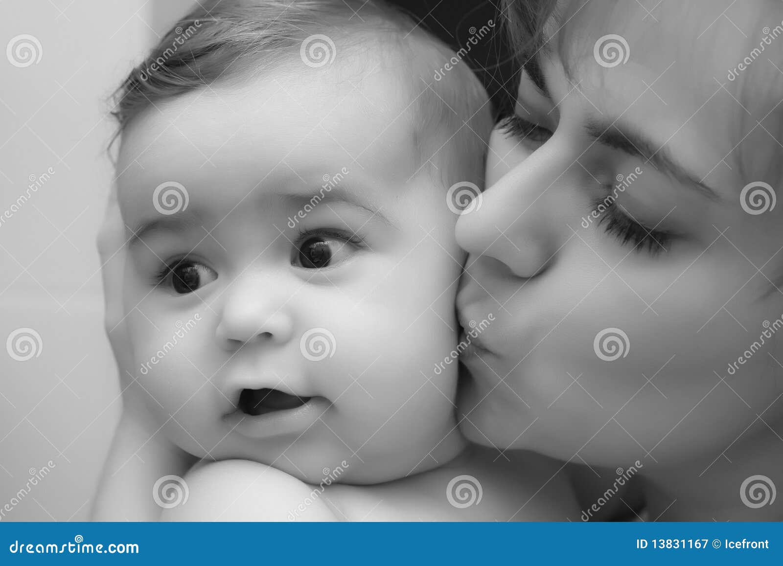 Baby mit Mutter stockbild. Bild von kind, schön, jugend - 13831167