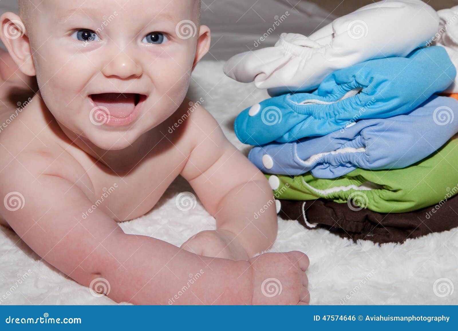 Baby Nahe Bei Einem Stapel Stoff-Windeln Stockfoto - Bild von lügen ...