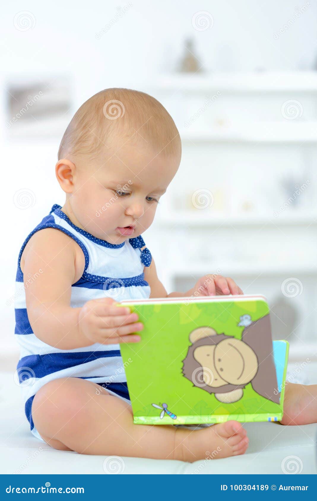 Baby nieuwsgierig met boek stock afbeelding. Image of ouder - 100304189