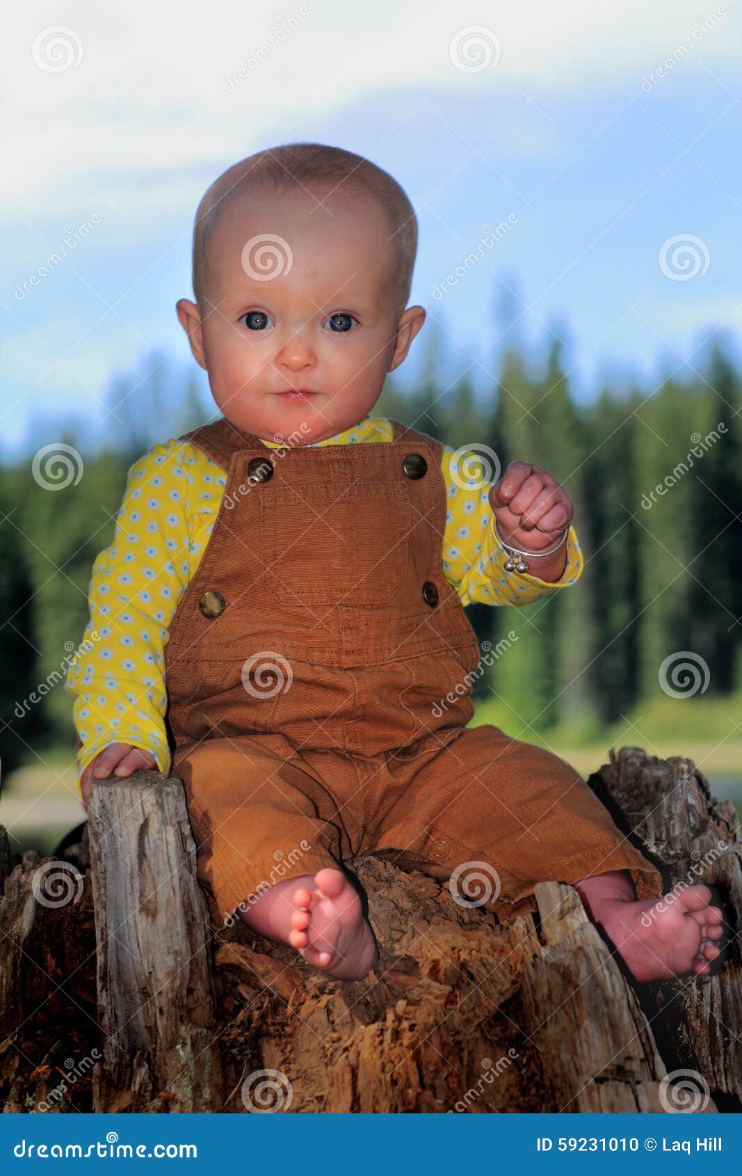 Baby op stomp stock foto. Image of onschuldig, zuigeling - 59231010