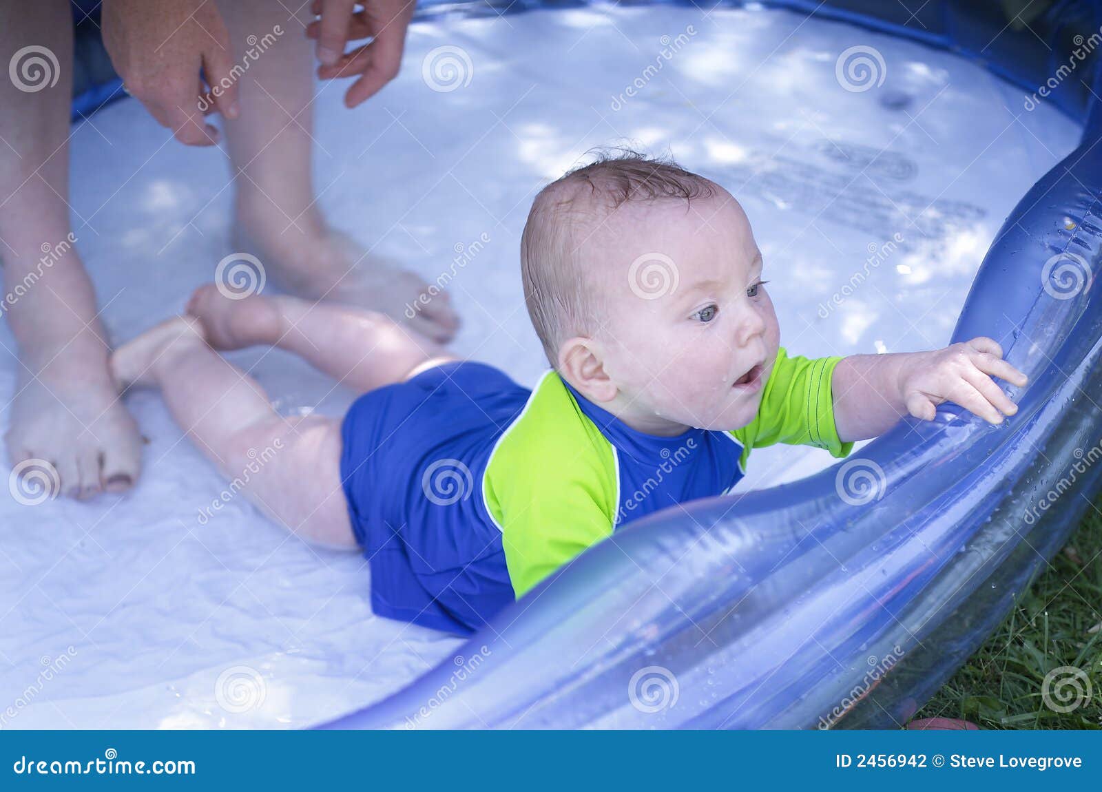 Baby in Pool stock foto. Image of bescherming, huis, zwempak - 2456942