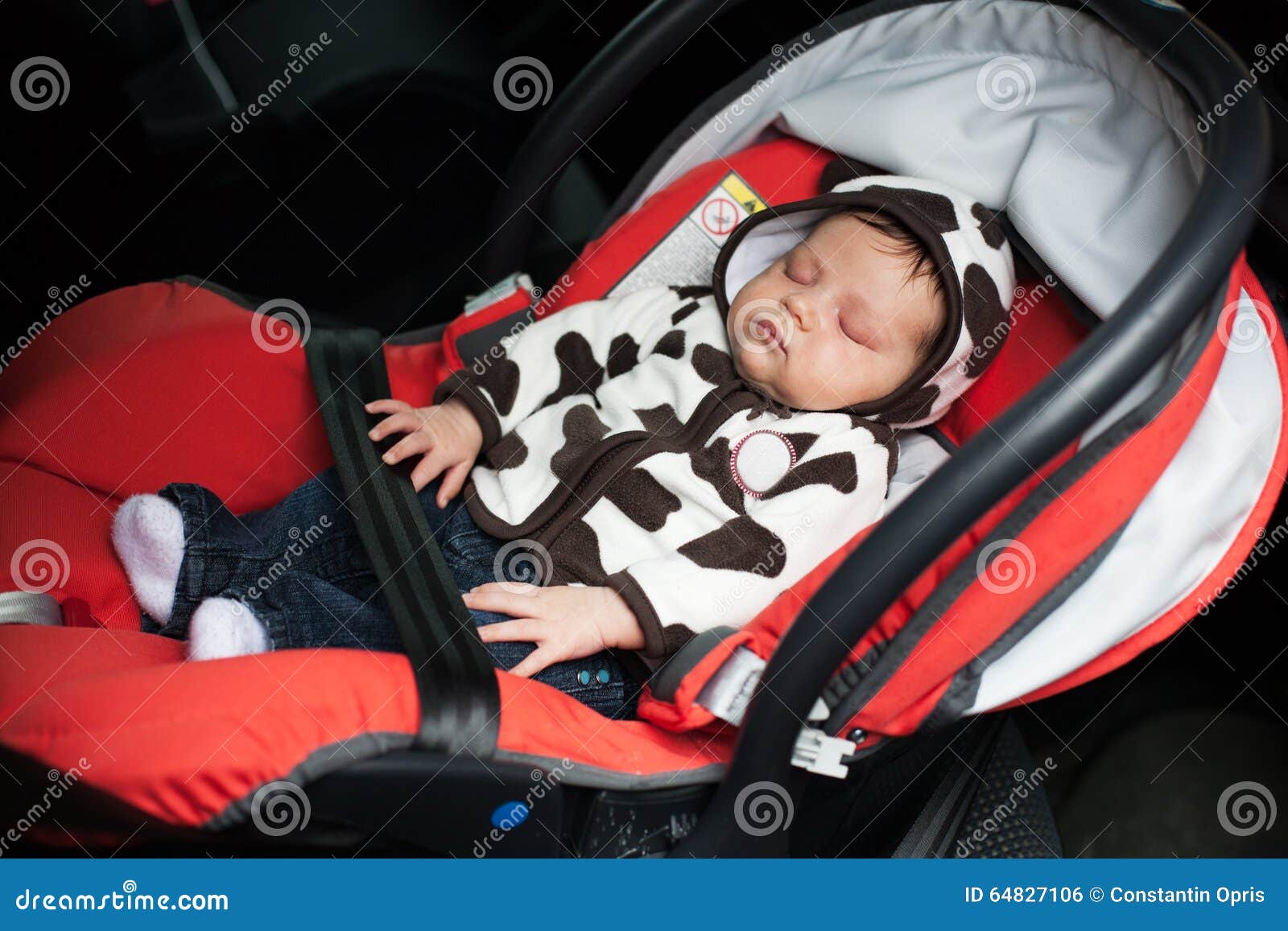 Baby schlafend im Autositz stockfoto. Bild von schlaf - 64827106