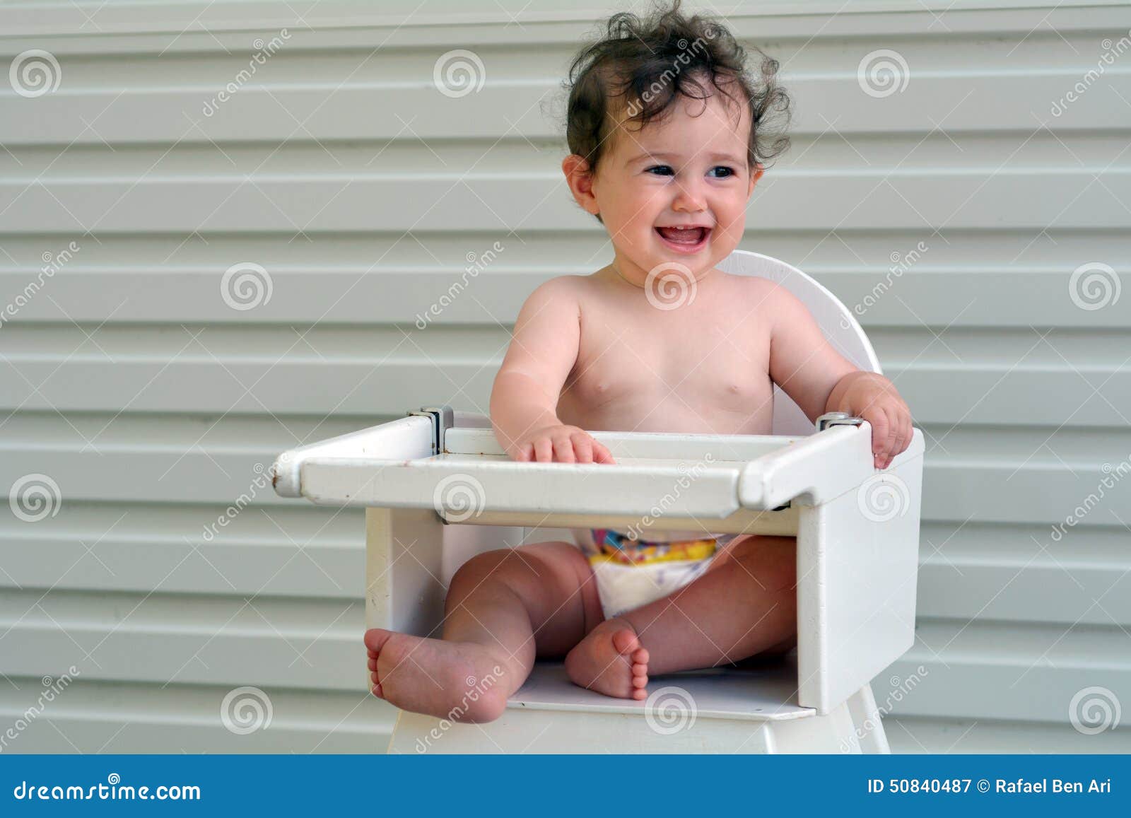 Baby sitzen auf Hochstuhl stockbild. Bild von gesicht - 50840487
