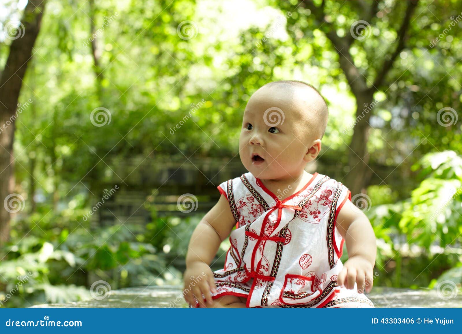 Baby Sitzen Auf Steinschreibtisch Stockfoto - Bild von kleidung, stark ...