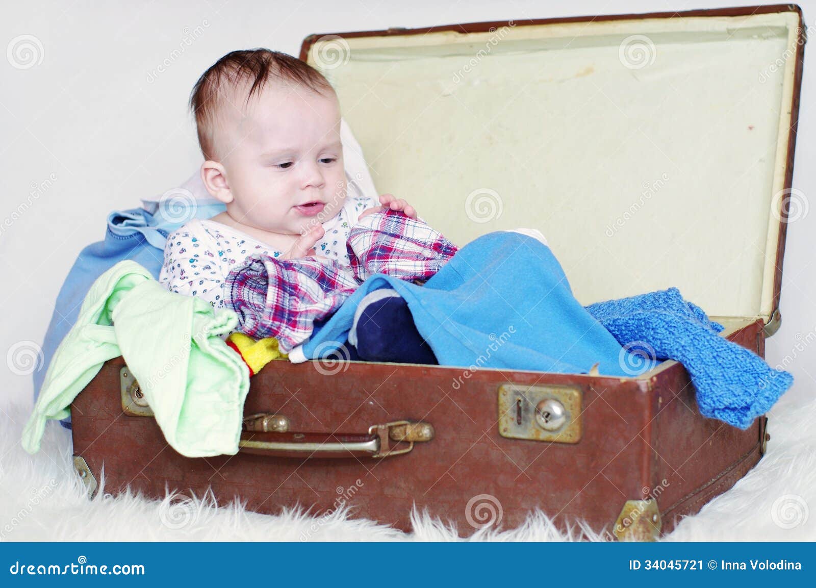 Baby Sitzt in Einem Alten Koffer Stockbild - Bild von schätzchen ...
