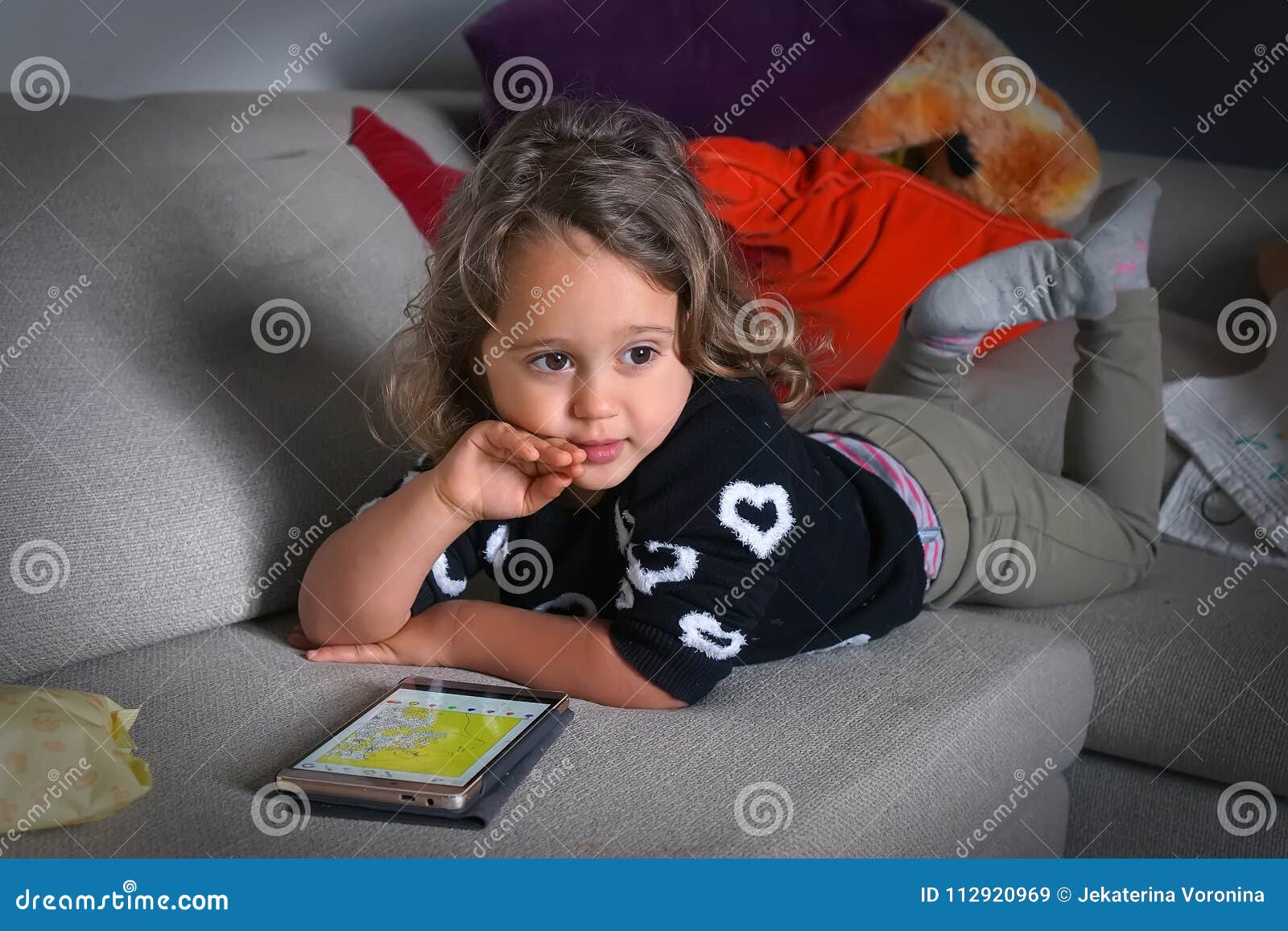 Baby und Handy stockbild. Bild von internet, betrieb - 112920969