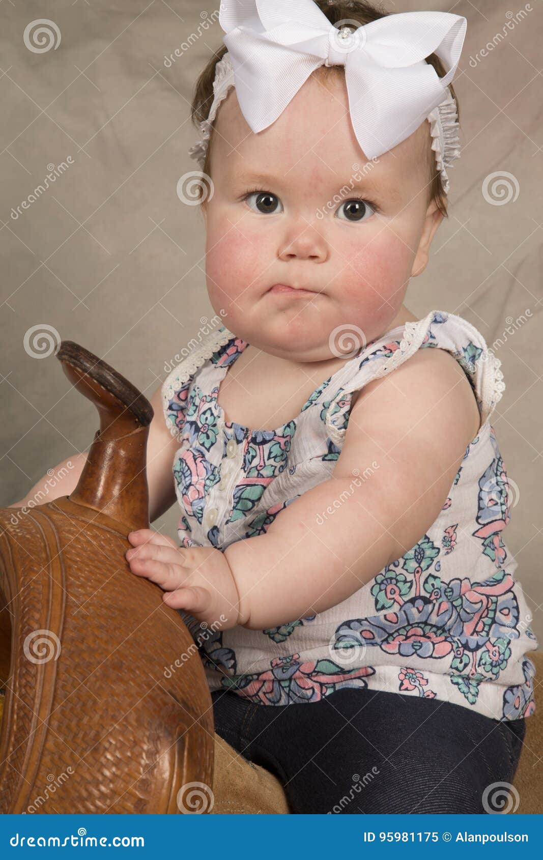 Baby verward lippenzadel stock afbeelding. Image of peuter - 95981175