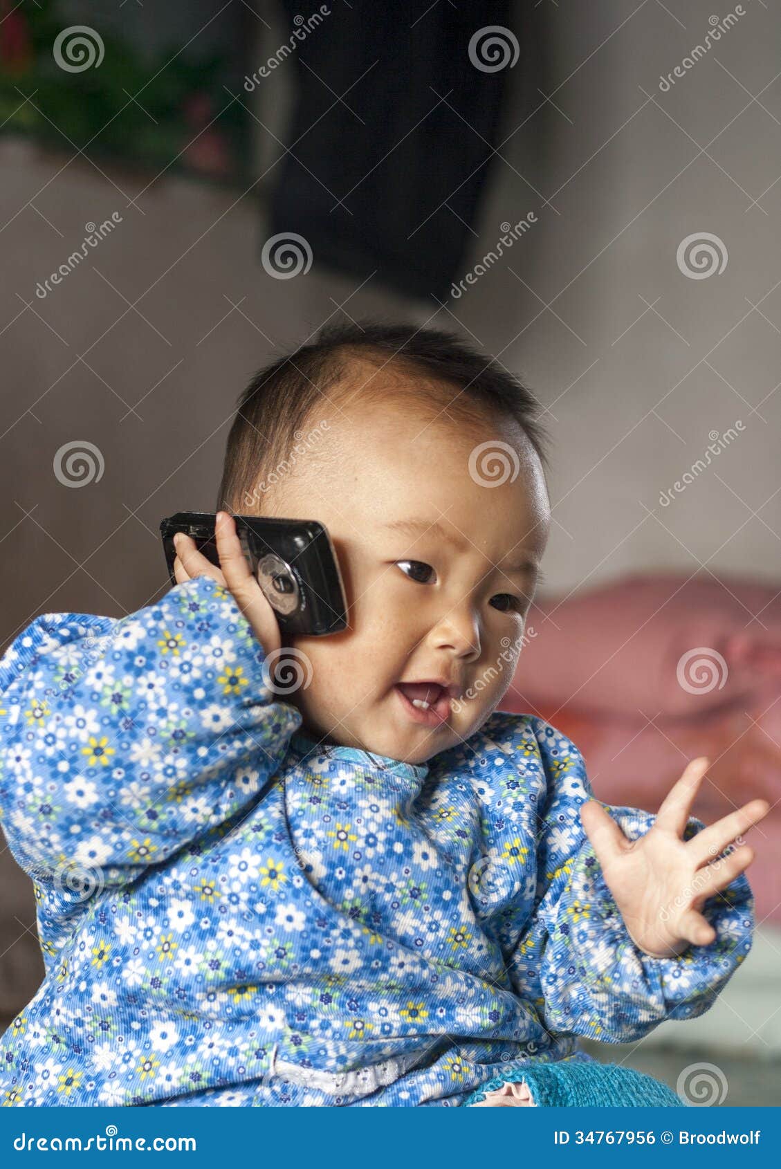 The Baby Whom that Cellular Phone Makes a Phone Call Stock Photo ...