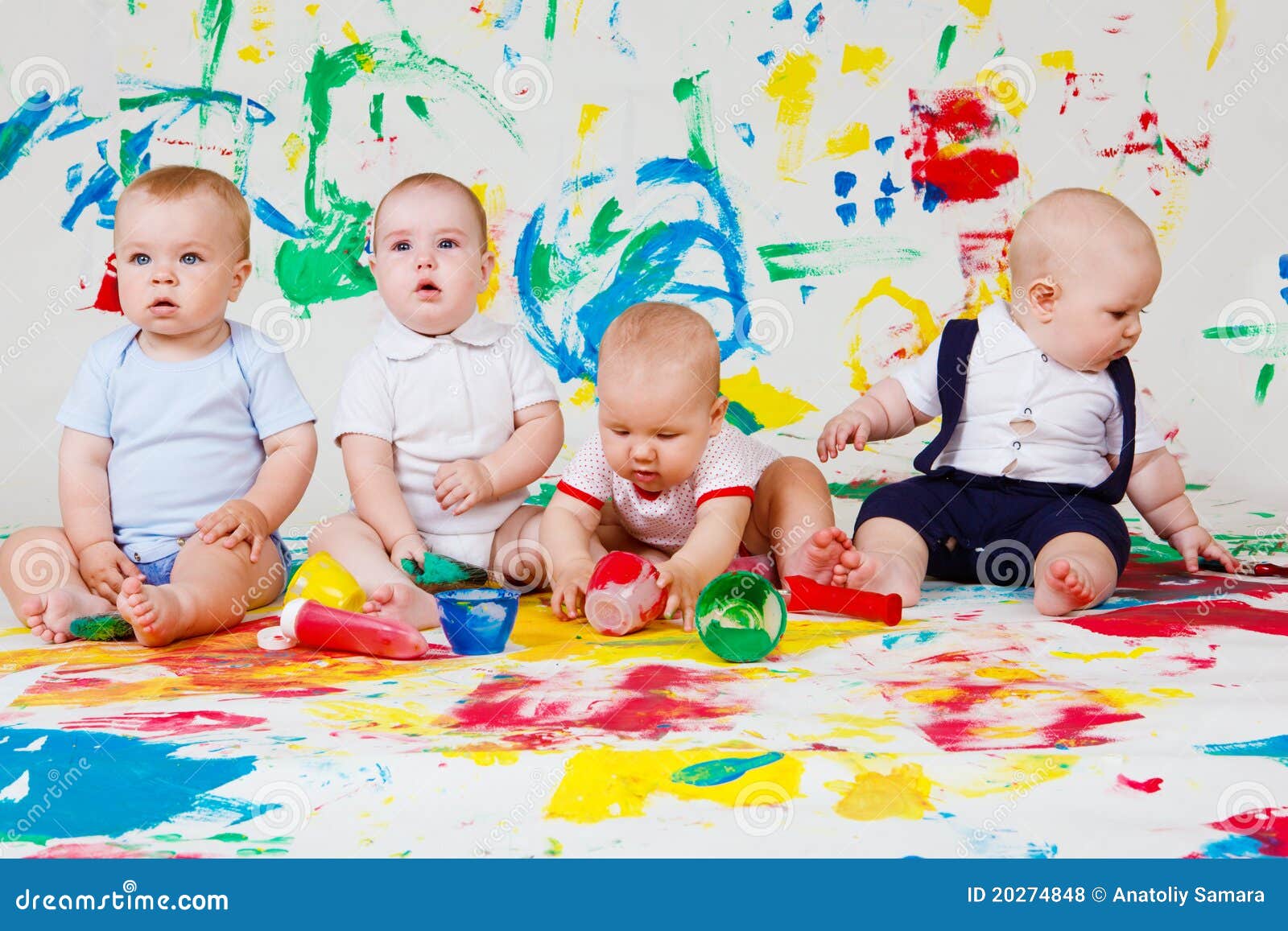 Babys Die Met Verven Spelen Stock Foto - Image of kleurrijk, verven ...