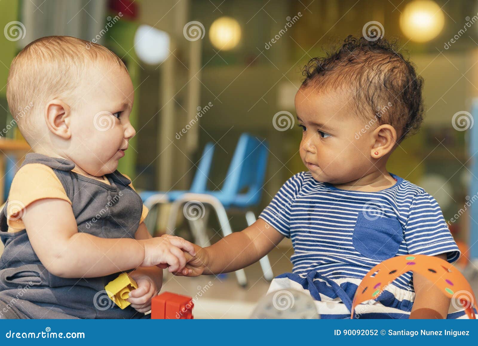 Babys die samen spelen stock foto. Image of kaukasisch - 90092052