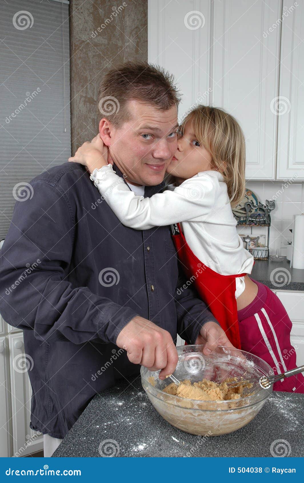 Baci il cuoco fotografia stock. Immagine di tenuta, famiglia - 504038