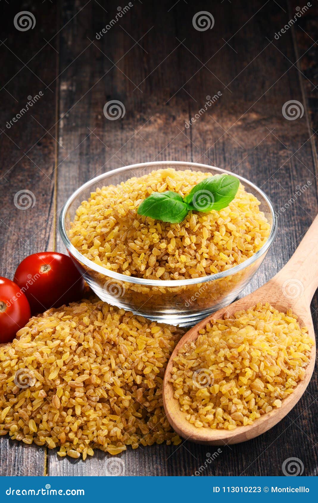 Bacia De Bulgur Cru Na Tabela De Madeira Imagem de Stock - Imagem de cozinha, mantimento: 113010223