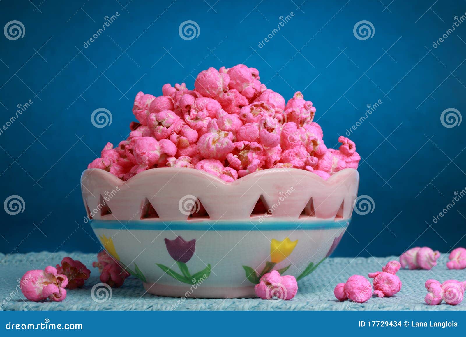 Bacia De Pipoca Cor-de-rosa Foto de Stock - Imagem de lanche, insalubre ...