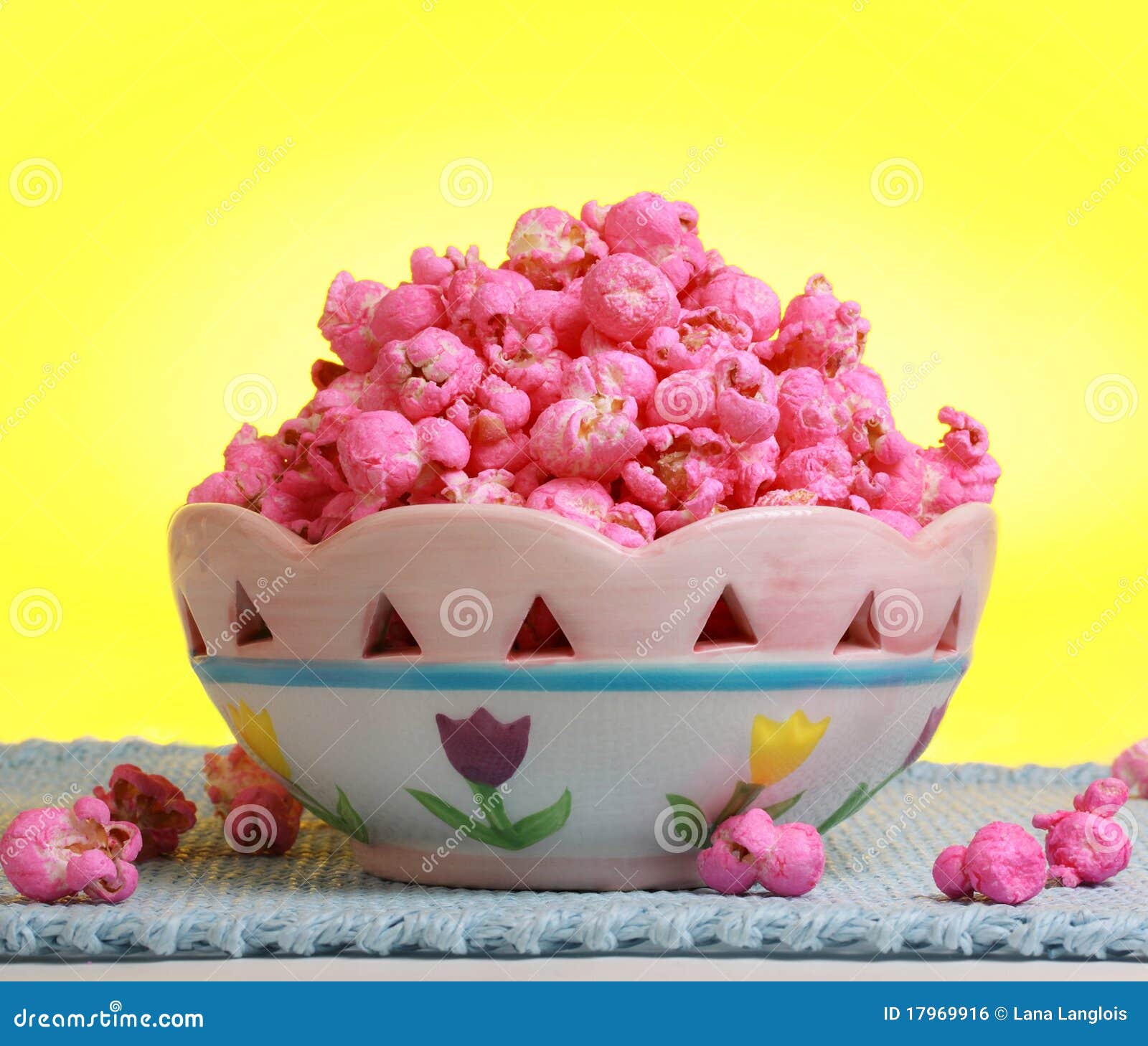 Bacia De Pipoca Cor-de-rosa Foto de Stock - Imagem de insalubre, bacia ...