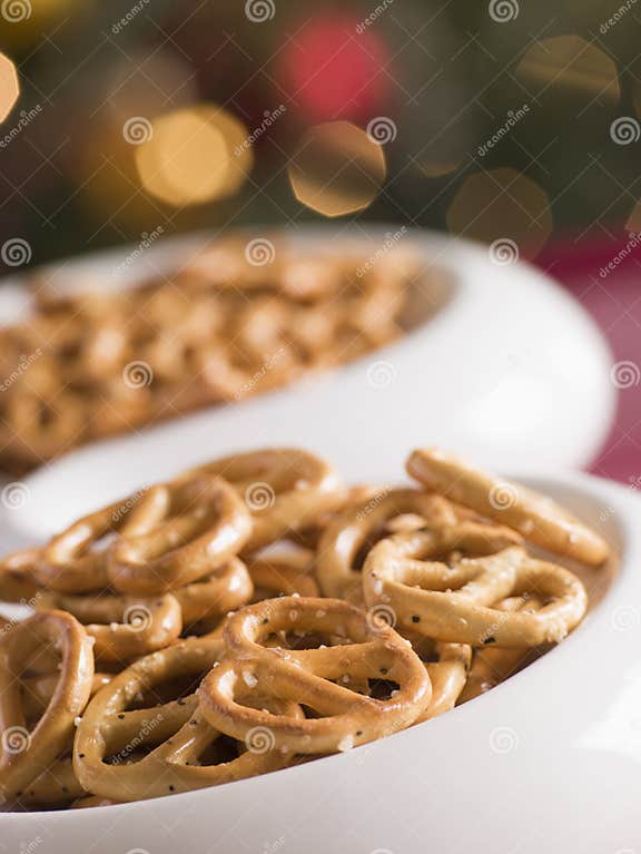 Bacia de pretzeis salgados foto de stock. Imagem de deleite - 5606100