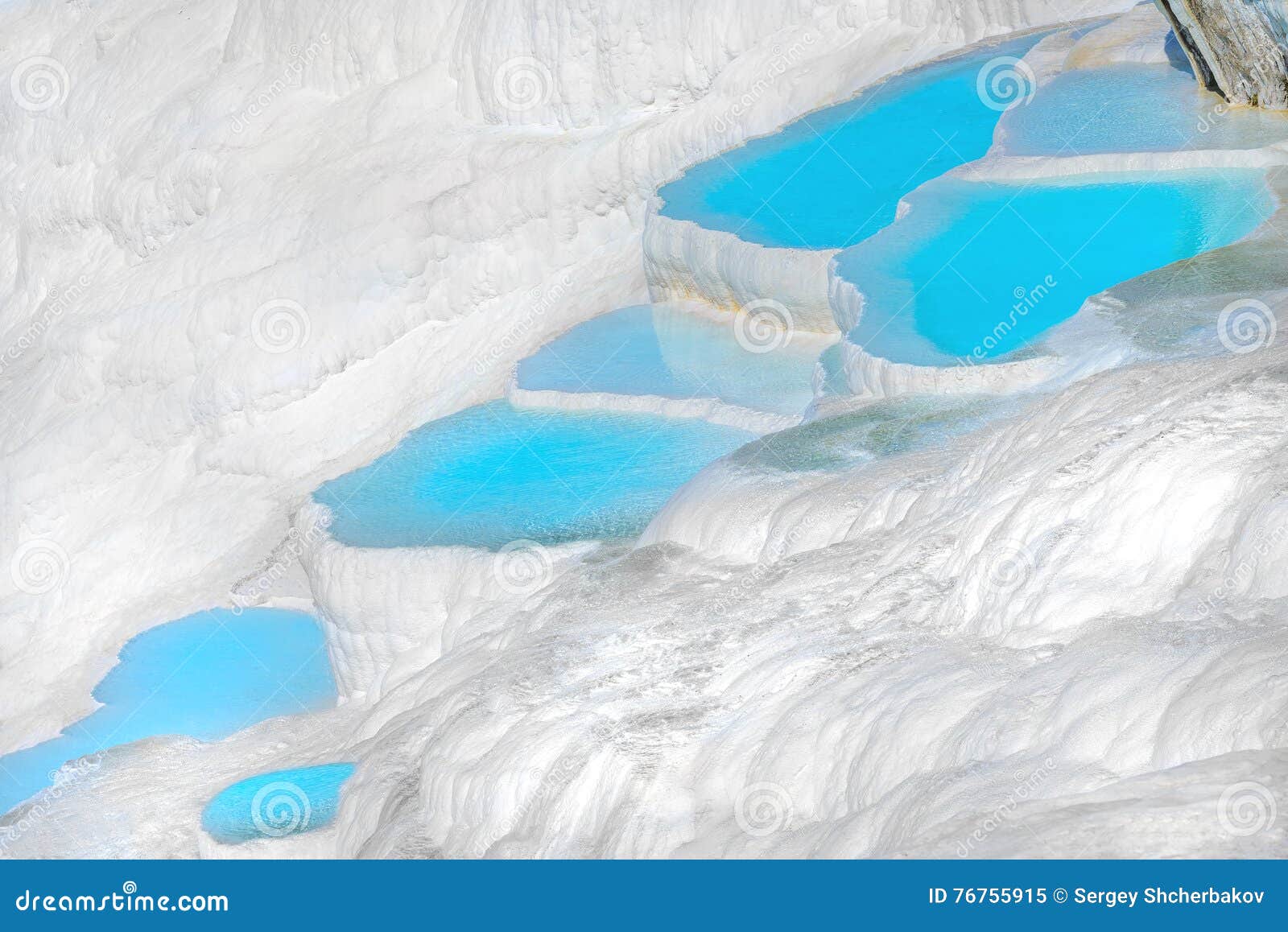 Bacini di Pamukkale immagine stock. Immagine di riflessione - 76755915