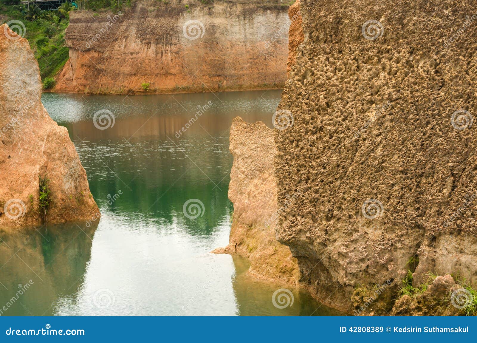 Bacini idrici naturali immagine stock. Immagine di scogliera - 42808389