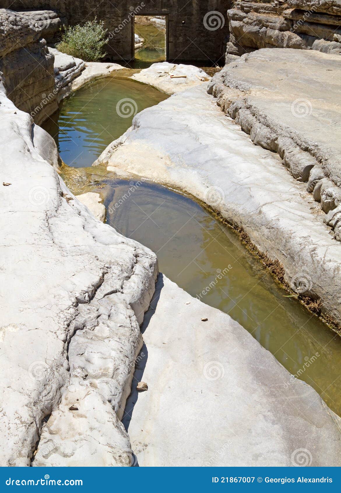 Bacini naturali dell'acqua immagine stock. Immagine di europa - 21867007