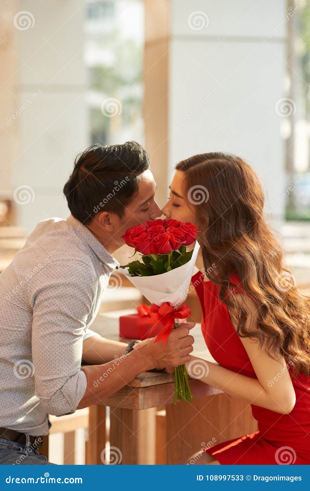 Bacio immagine stock. Immagine di amore, insieme, romantico - 108997533