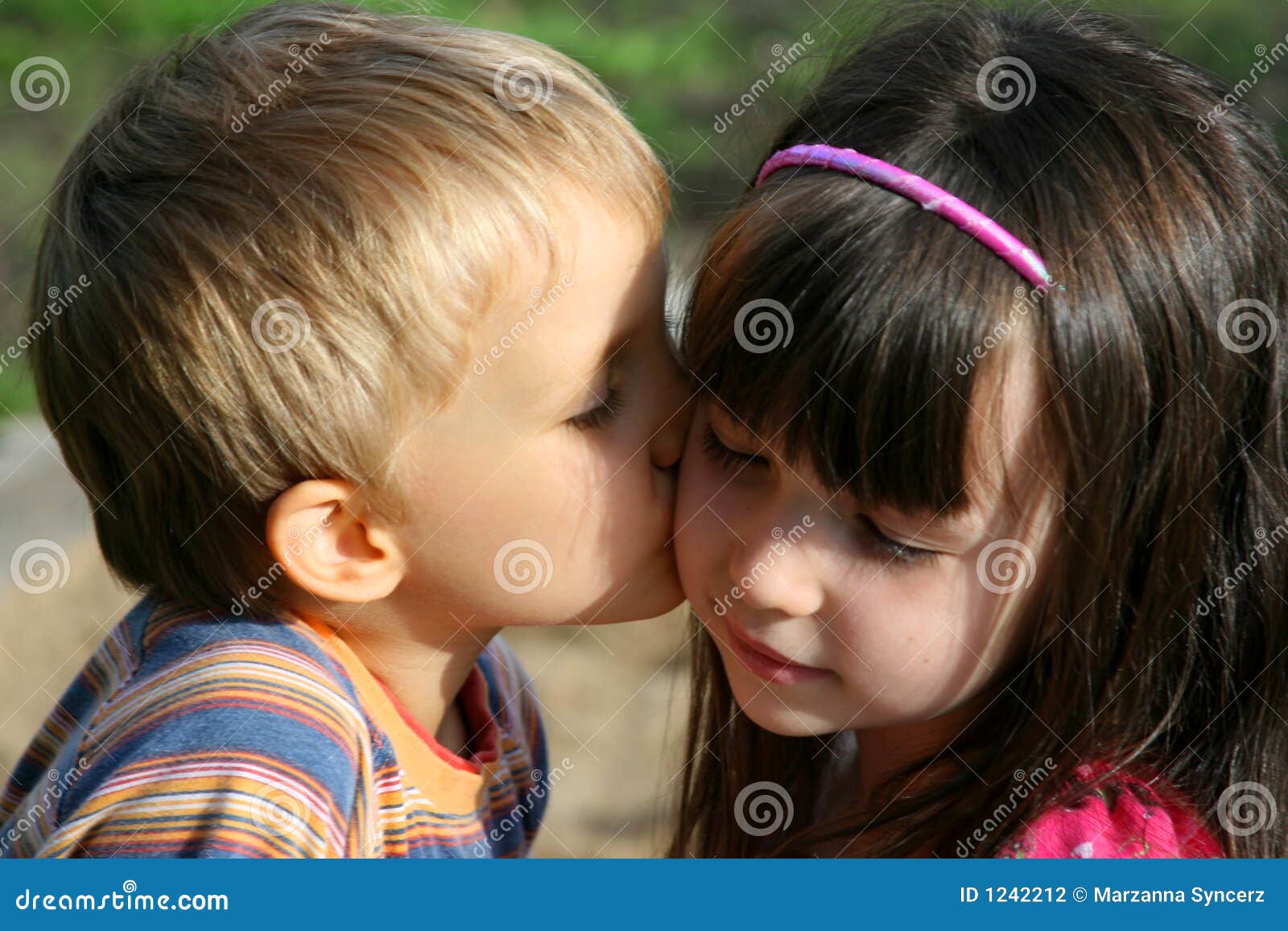 Bacio fotografia stock. Immagine di giovane, offerta, fratello - 1242212