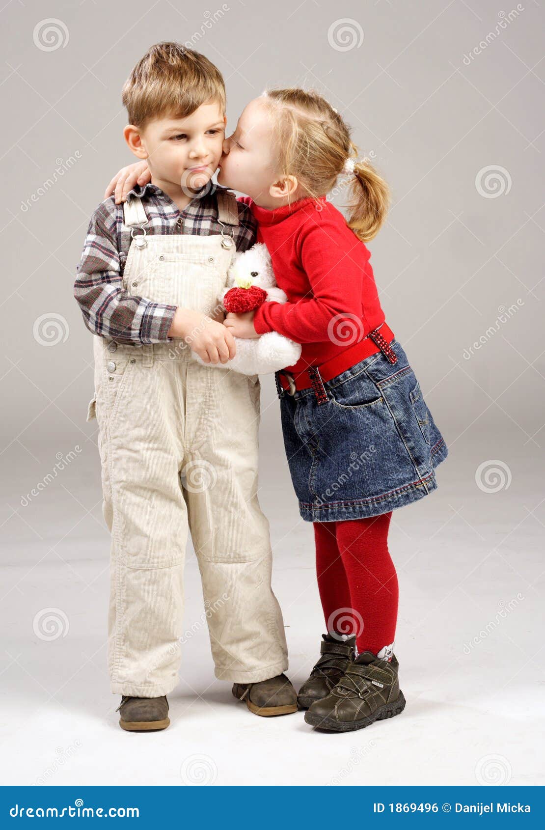 Bacio fotografia stock. Immagine di rosso, amore, cuore - 1869496