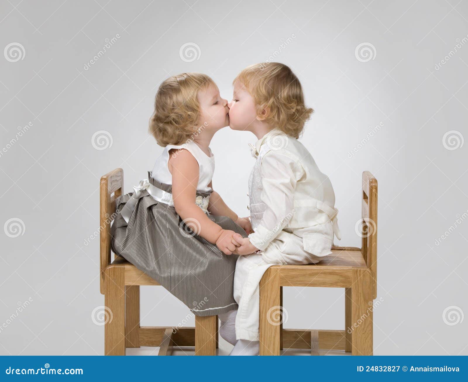 Bacio Dei Due Un Piccolo Bambini Immagine Stock - Immagine di felice ...