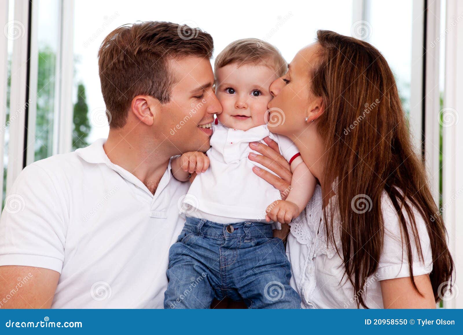 Bacio del genitore fotografia stock. Immagine di allegro - 20958550