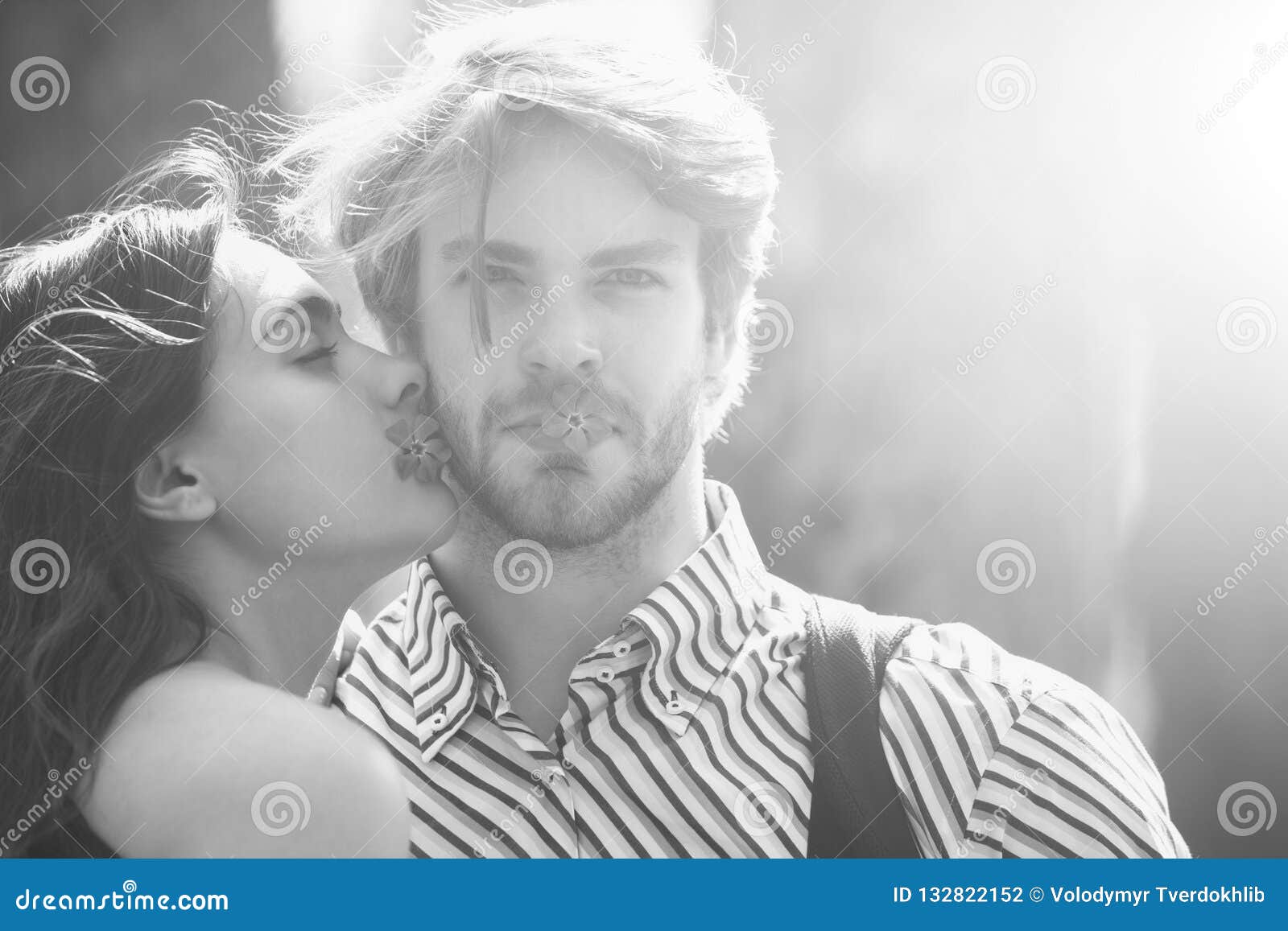 Bacio Delle Coppie Nell'amore Della Donna E Dell'uomo Fotografia Stock ...