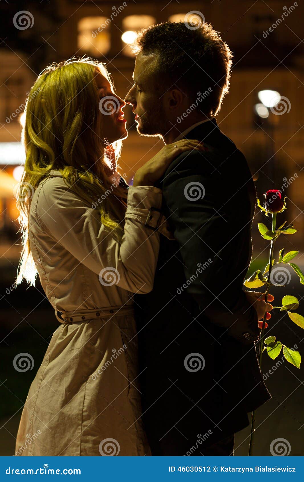 Bacio di notte della data fotografia stock. Immagine di ragazza - 46030512