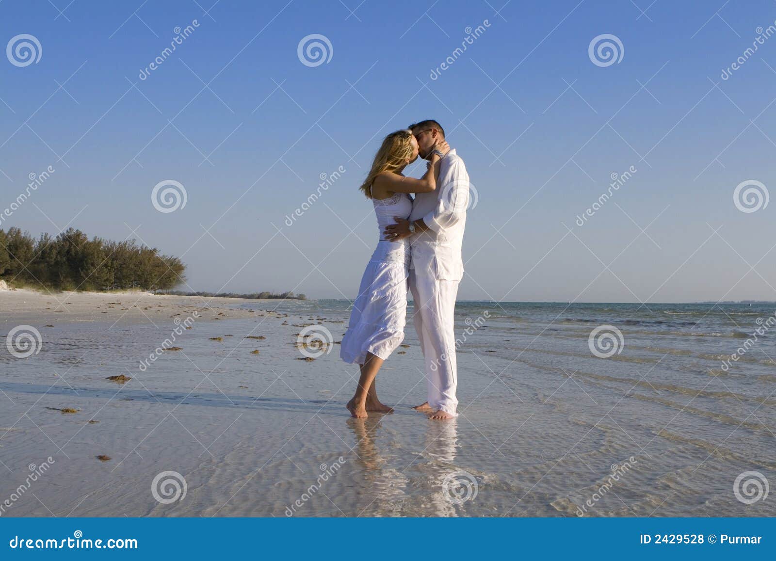 Bacio romantico fotografia stock. Immagine di riposarsi - 2429528