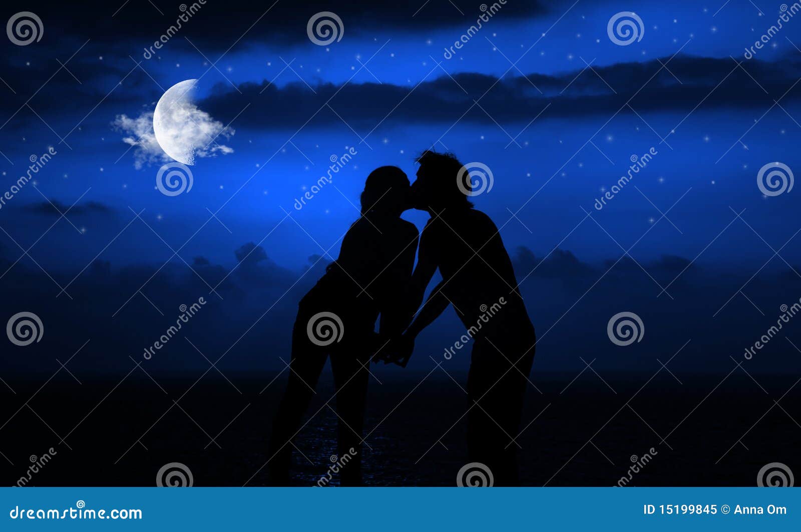Bacio romantico di notte immagine stock. Immagine di people - 15199845