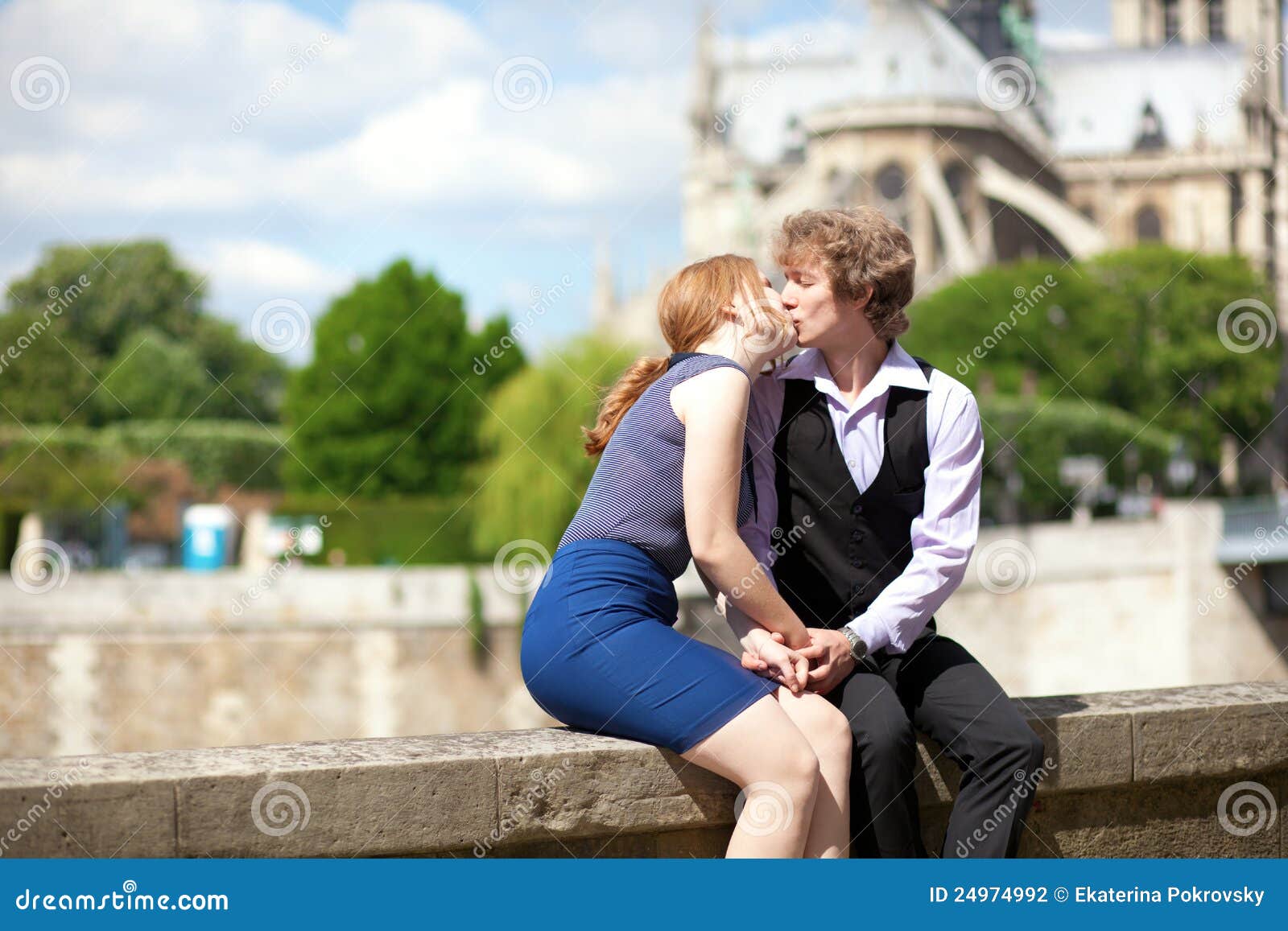 Bacio romantico a Parigi fotografia stock. Immagine di femmina - 24974992