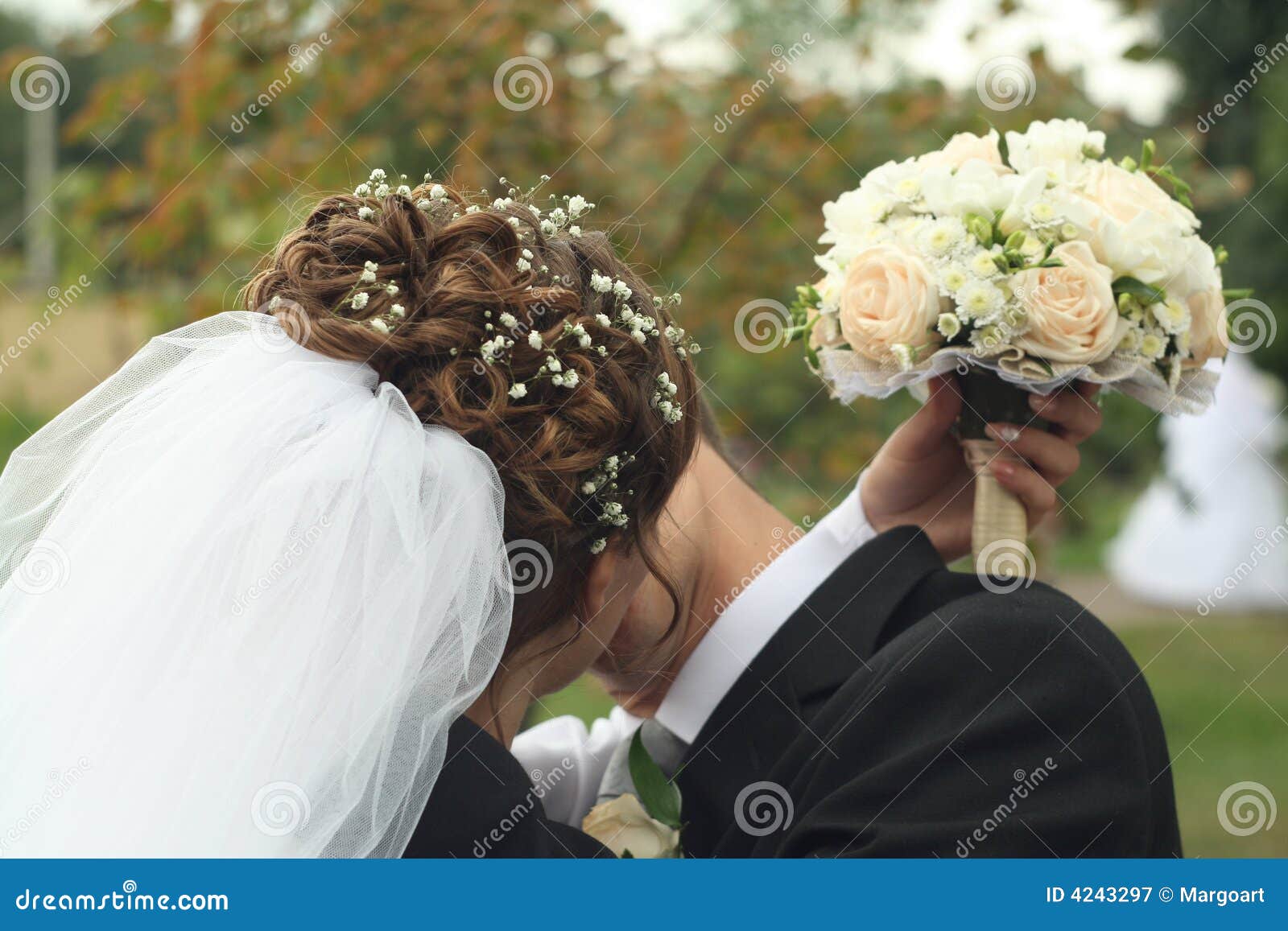 Bacio Wedding immagine stock. Immagine di amore, governi - 4243297