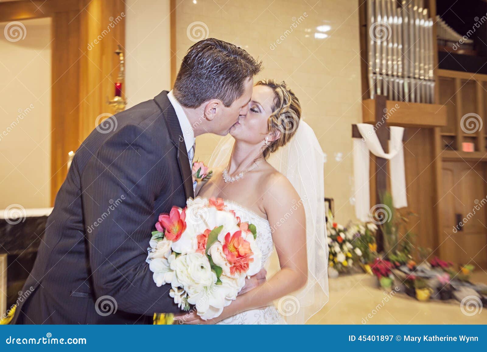Bacio Wedding immagine stock. Immagine di uomini, baciare - 45401897