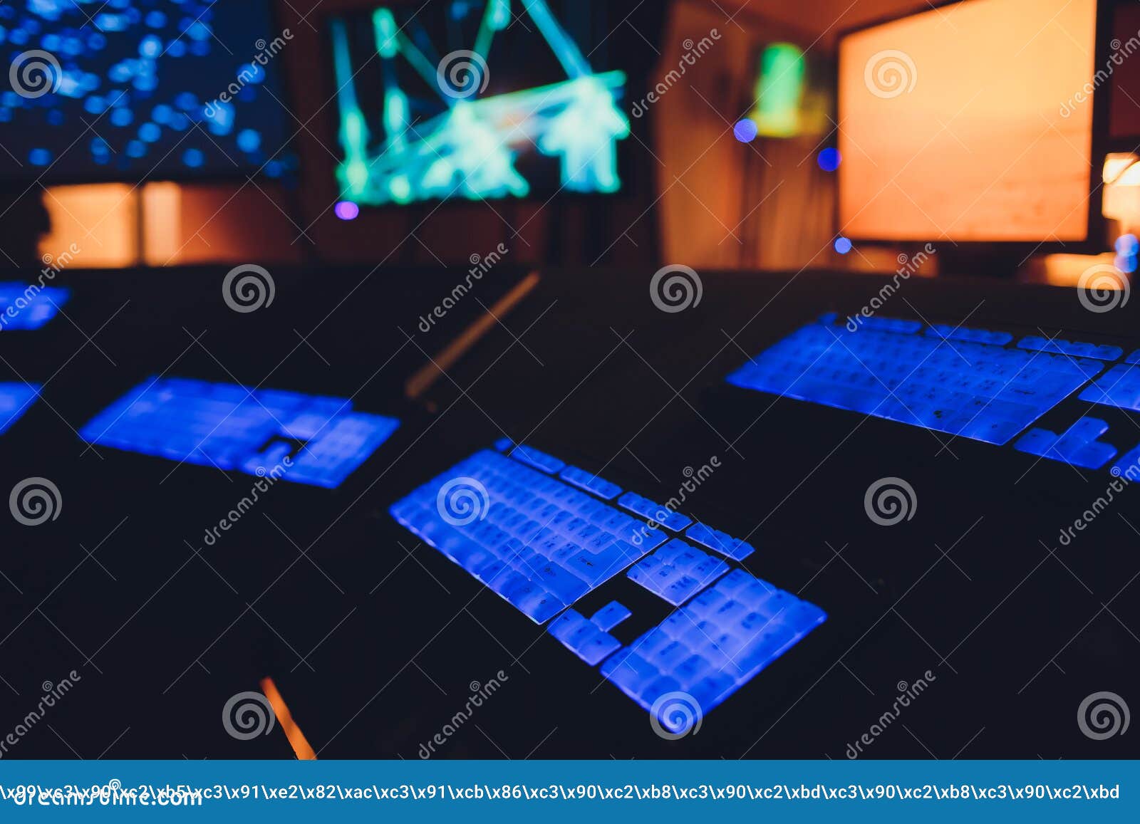 Back Lighted Computer Gaming Keyboard with Versatile Color Schemes ...