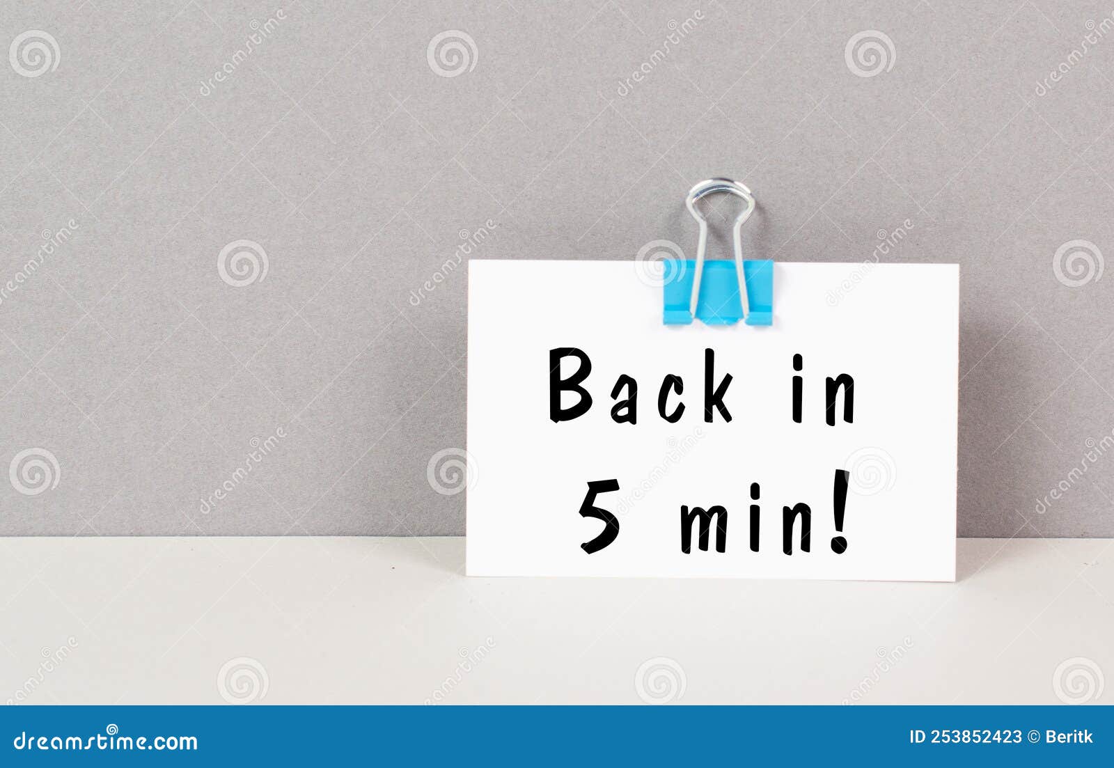 Back in 5 Min is Standing on a Paper, Take a Break, Be Right Back Stock ...