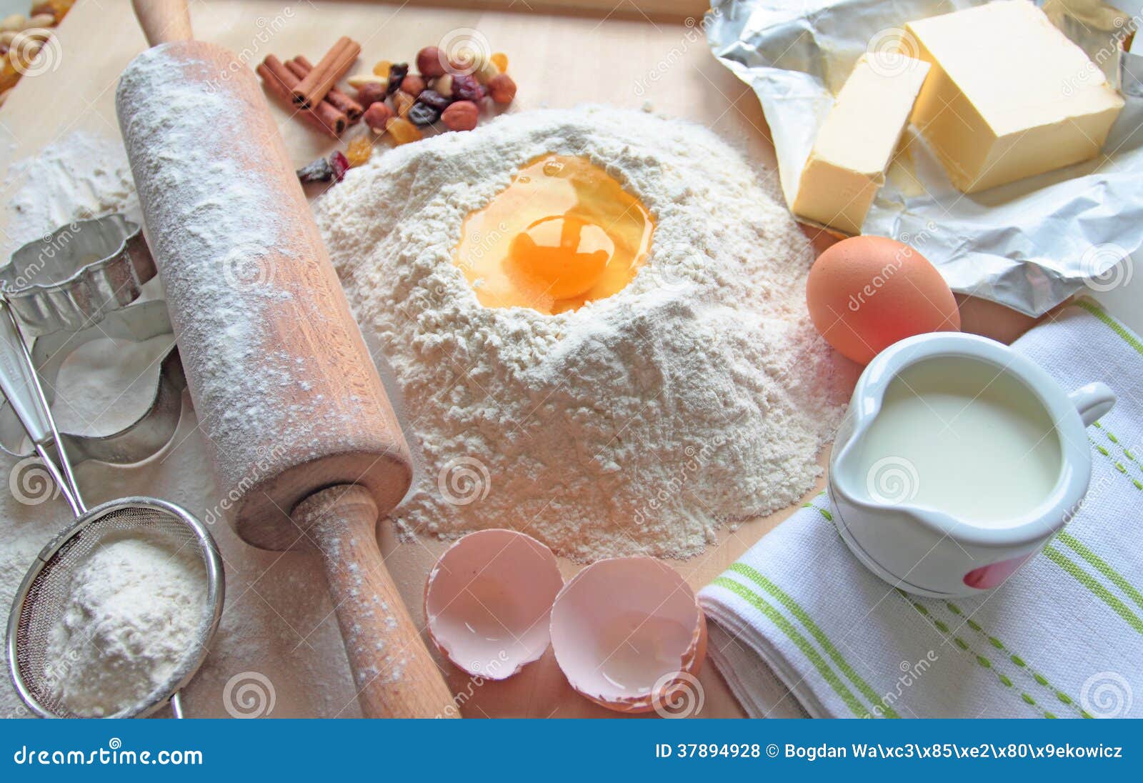 Backen In Der Küche Lizenzfreie Stockfotos - Bild: 37894928